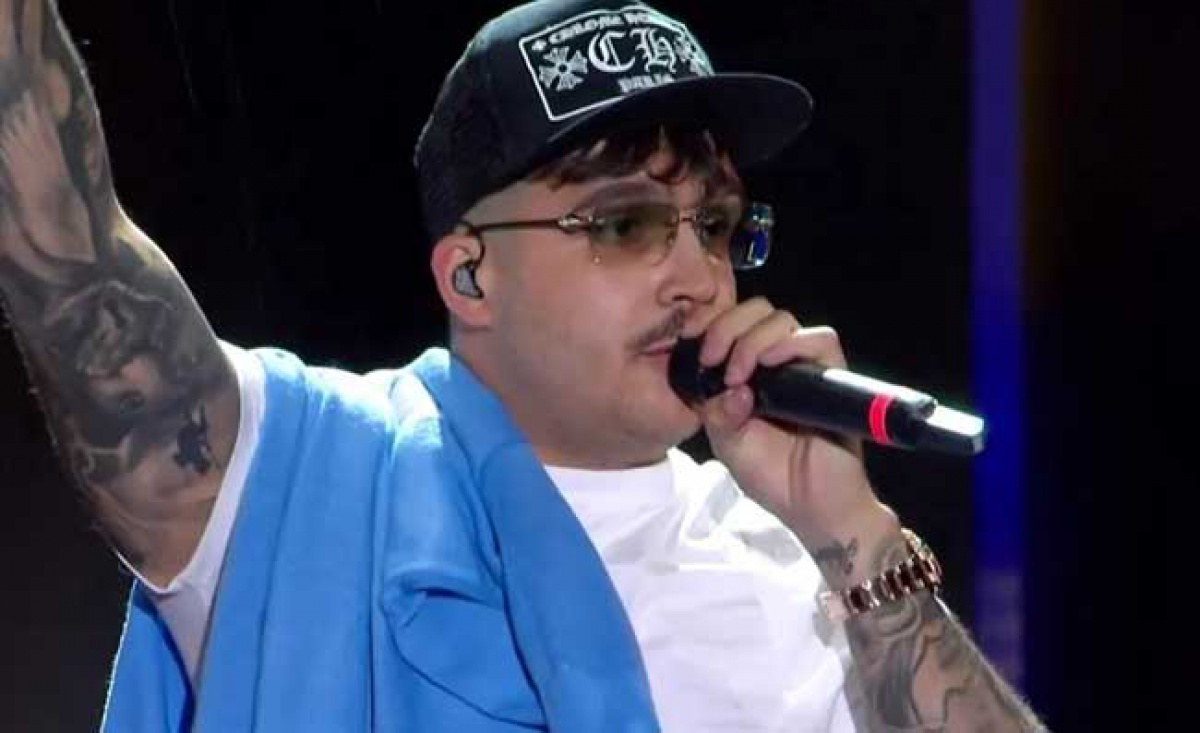 Geolier "tradotto" in italiano, il rapper sbotta in diretta e tira in ...
