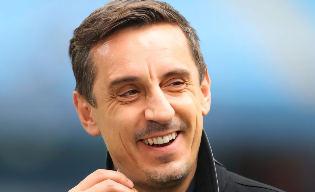 Neville attacca: "So che guadagna un sacco di soldi, ma trattarlo così ...