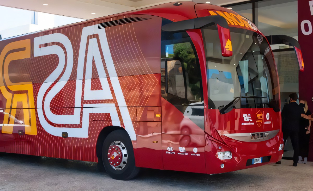 Roma in pullman a Napoli. I giallorossi alloggiano in un hotel a ...